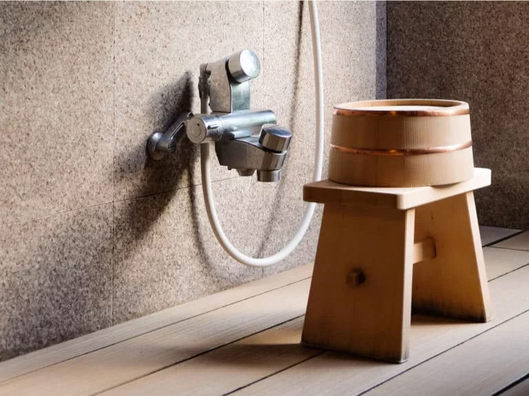 Como poupar agua no duche: 7 dicas